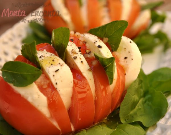 Salada Caprese - Monta Encanta