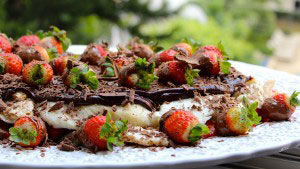 Pavê de Pavlova com Mousse e Morangos - Monta Encanta