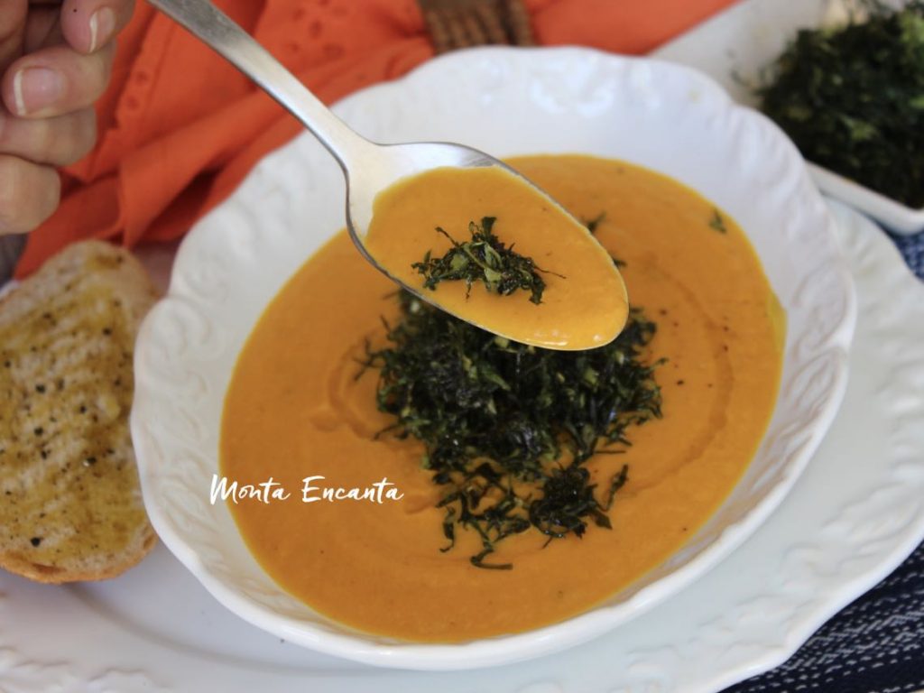 Sopa de cenoura com couve crispy - Monta Encanta