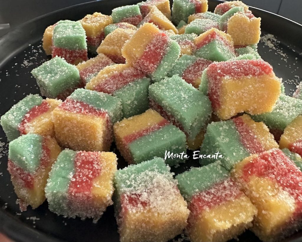 Bala de brigadeiro colorida com gelatina do Bê - Monta Encanta