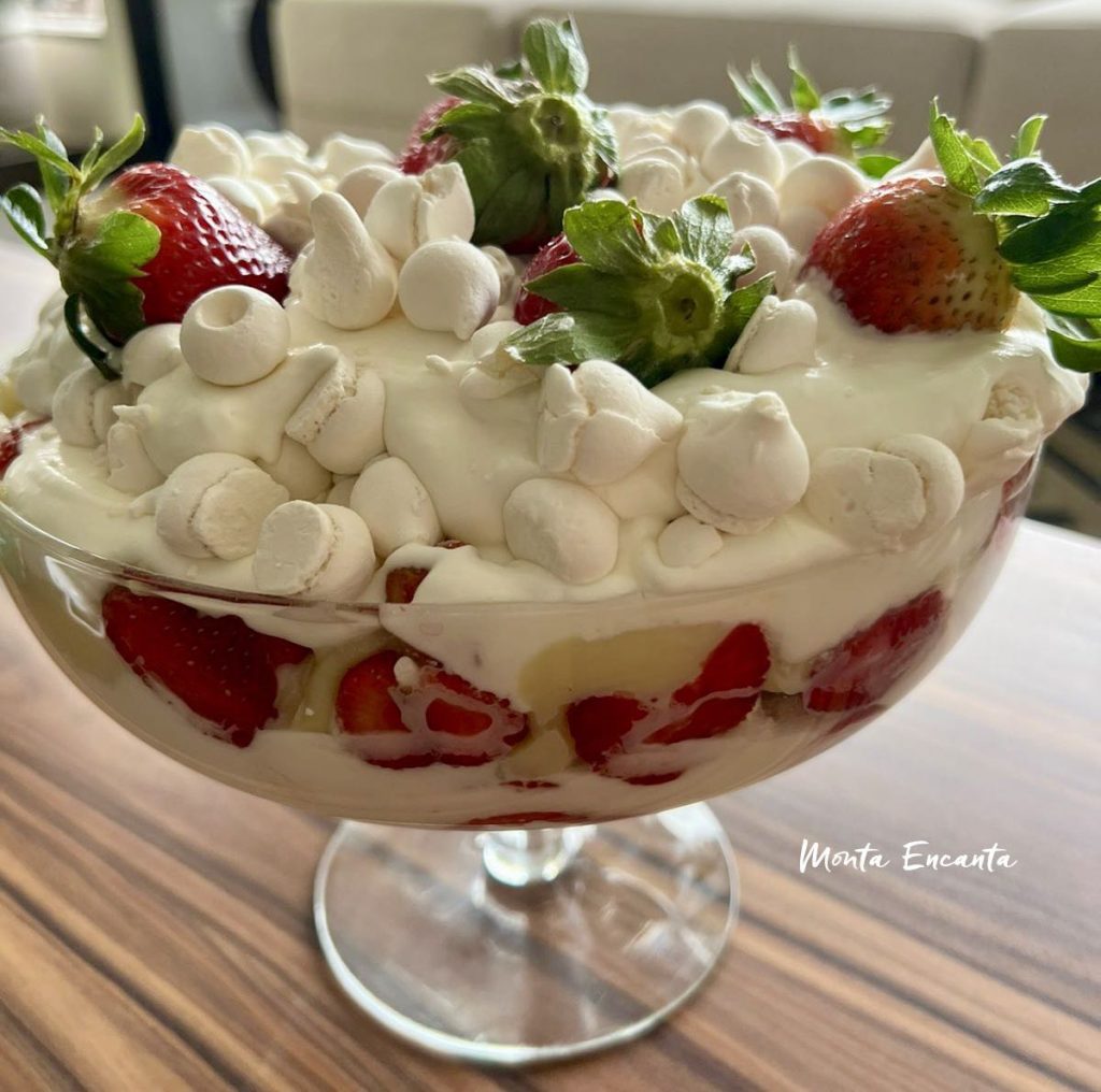 Merengue de morangos com brigadeiro de ninho - Monta Encanta