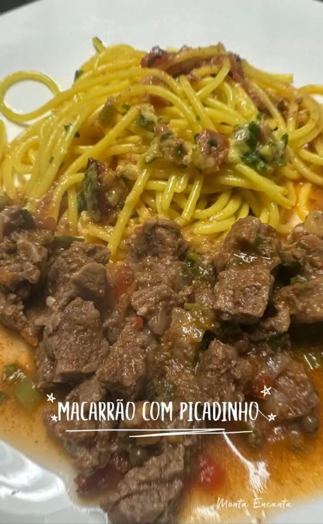 Macarrão com Picadinho - Monta Encanta